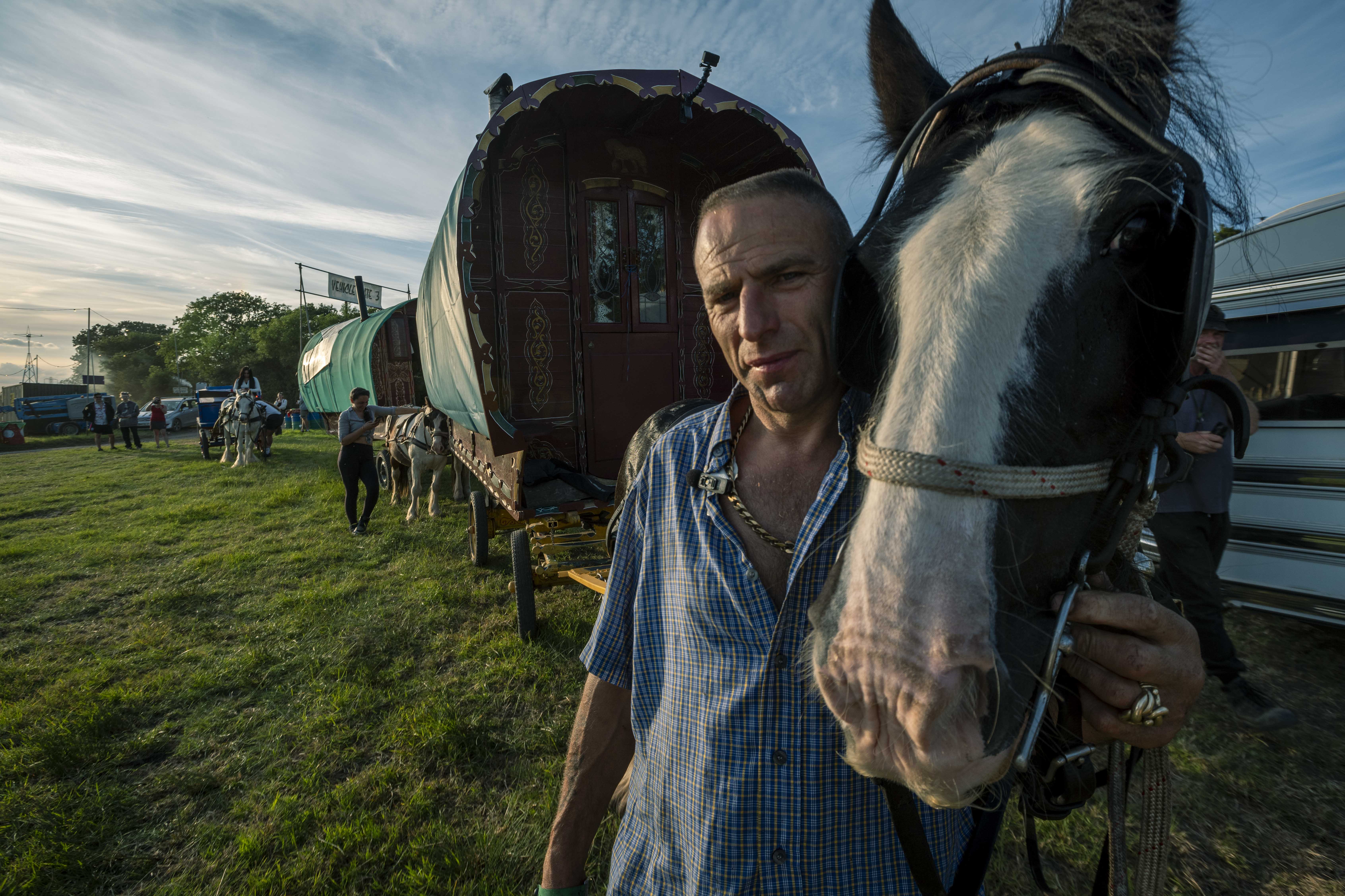 Romany Gypsies pull on to Glastonbury Festival - VIDEOS | Travellers Times