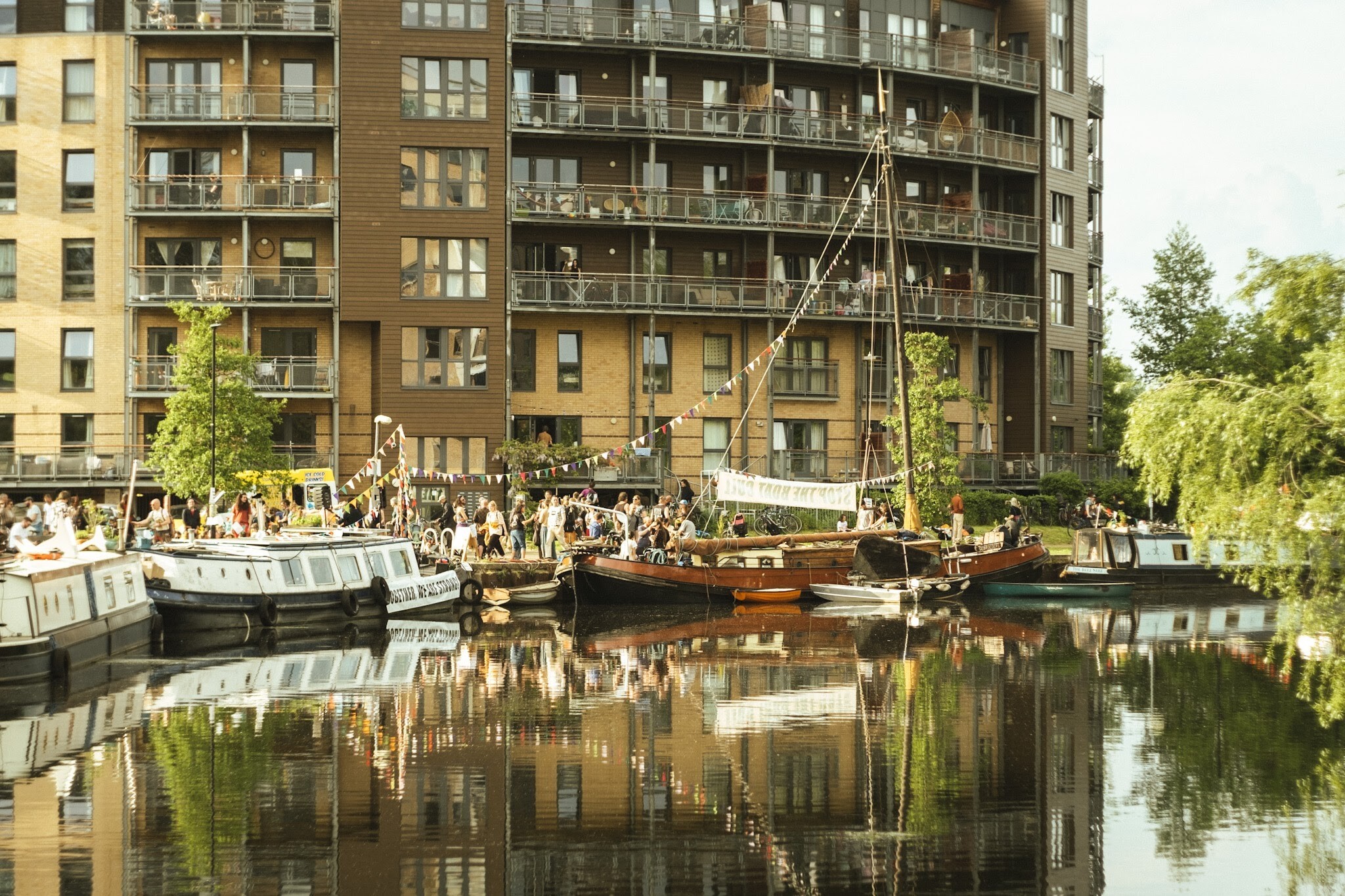 London boaters hold protest fair on new 'no mooring zone' | Travellers ...
