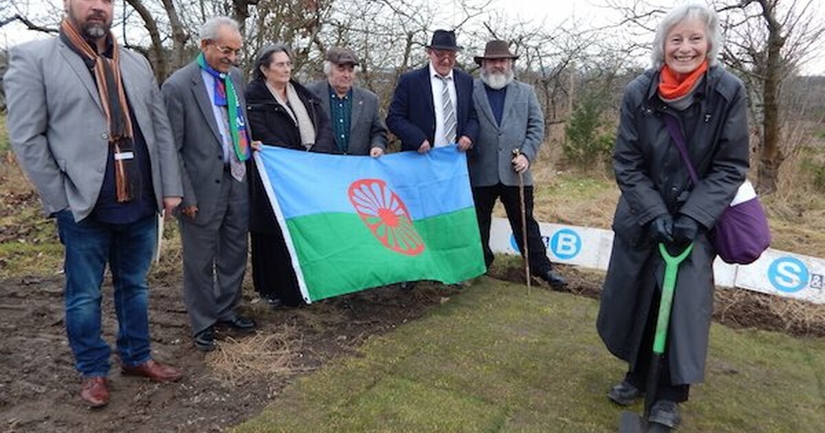 Baroness Whitaker ‘cuts the turf’ for new Gypsy Cooperative centre