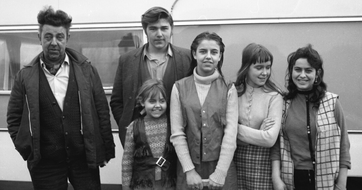 Lovely photos of family stopping in South Yorkshire in 1971 come to ...
