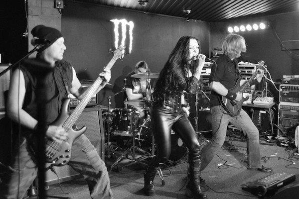 Sakara – A Romany Gypsy heavy rock singer ‘with attitude’ | Travellers ...